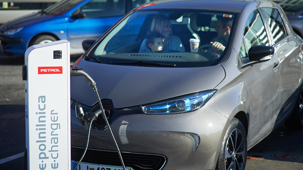 Cenik polnjenja na javnih električnih polnilnicah | Petrol